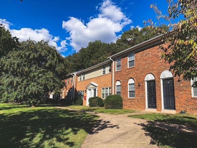 1007 Pineland St, Greensboro, NC 27407