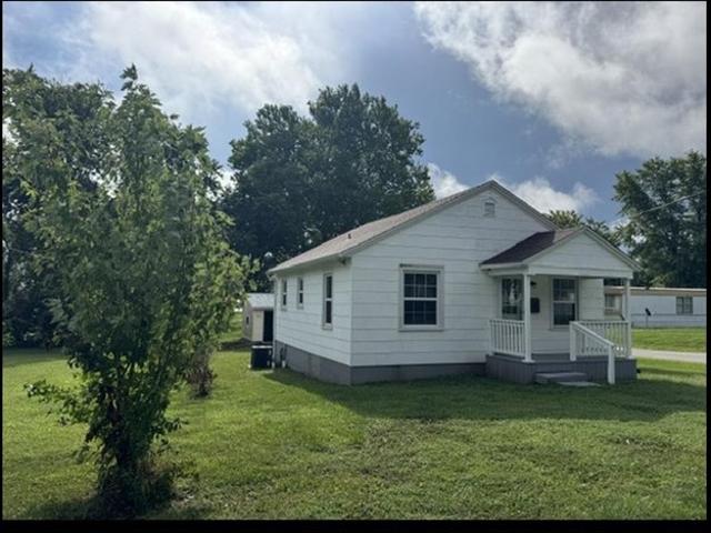 1007 S Rollins St, Macon, MO 63552