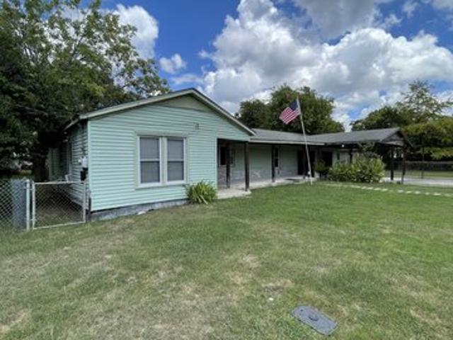 1007 4th St, Lockhart, TX 78644