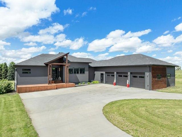 1007 5th St SE, Rugby, ND 58368