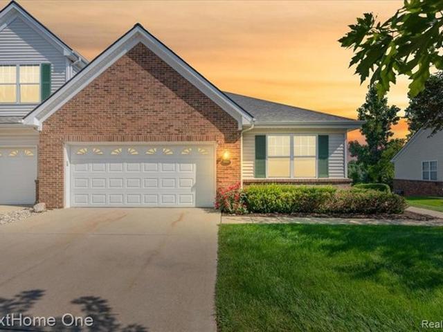 10083 Ridge Run St Unit 24, Hartland Township, MI 48855