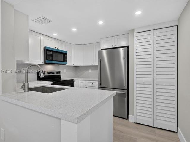 10080 NW 9th St Cir Apt 204, Miami, FL 33172