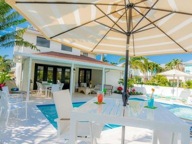 10082 Vanderbilt Dr, Naples, FL 34108