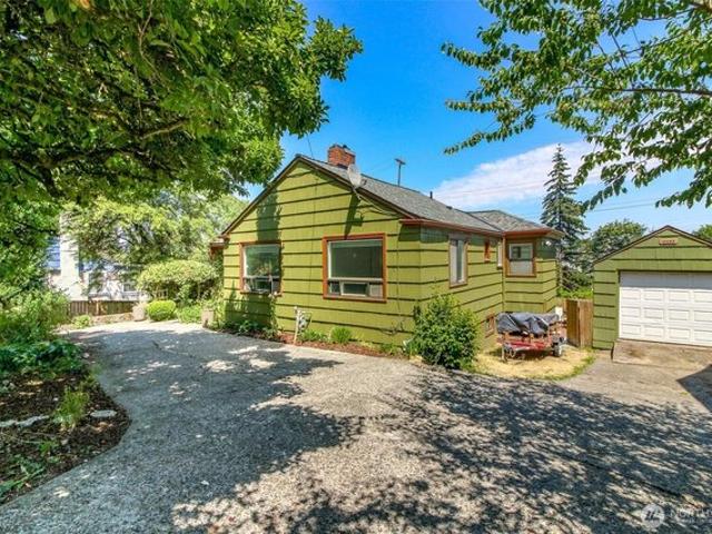 10082 Des Moines Memorial Dr S, Seattle, WA 98168