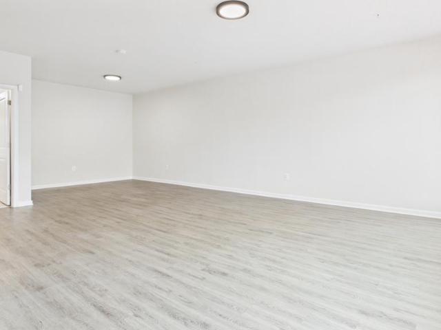 10082 Market Street
