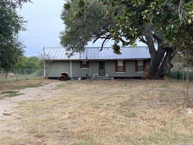 1008 N Main St, Pleasanton, TX 78064