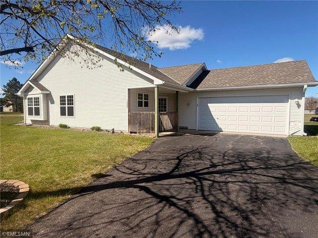 1008 Pleasantview Ct NW, Isanti, MN 55040
