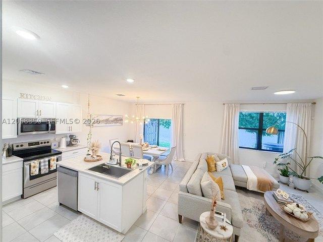 10095 SW 231st Ln, Miami, FL 33190