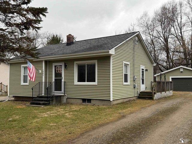 1009 N Lemen St, Fenton, MI 48430