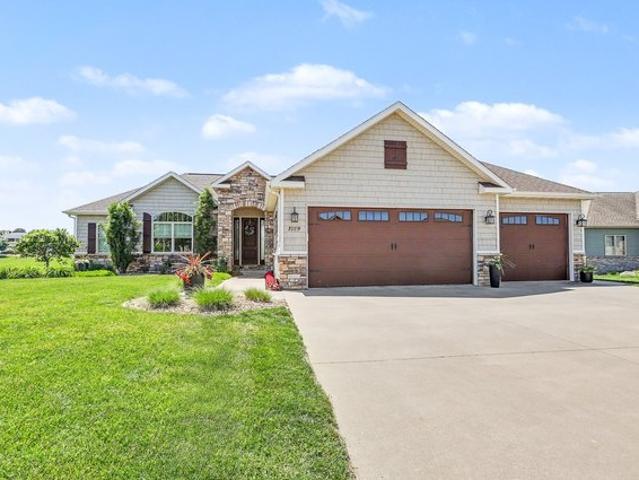 1009 Fountain View Dr, Pella, IA 50219