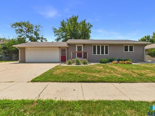 1009 W 2nd Ave, Lennox, SD 57039