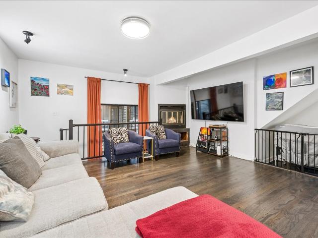 1009 W Wolfram Street # 1E