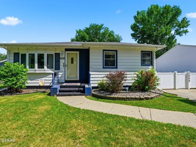1009 18th St S, Grand Forks, ND 58201