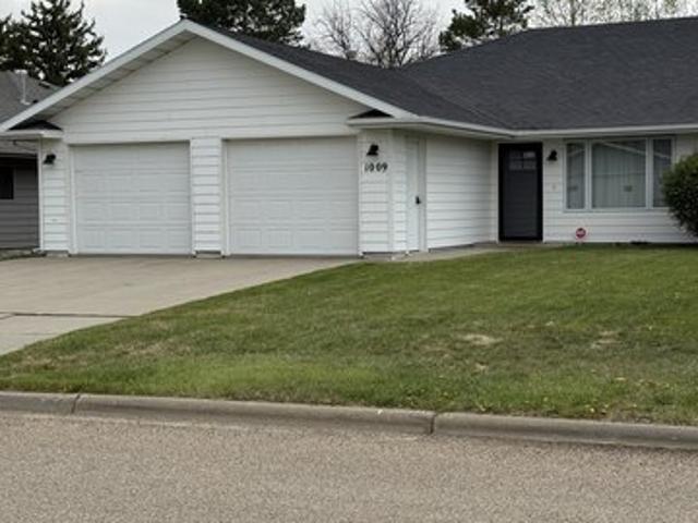 1009 34th Ave SW, Minot, ND 58701