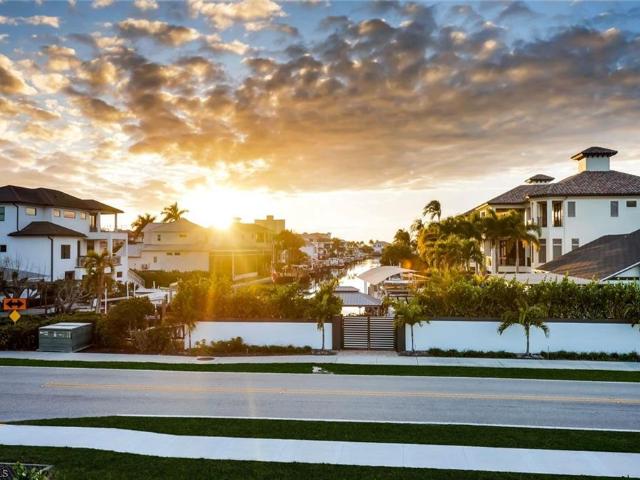 10002 Vanderbilt Dr, Naples, FL 34108 | MLS #226004