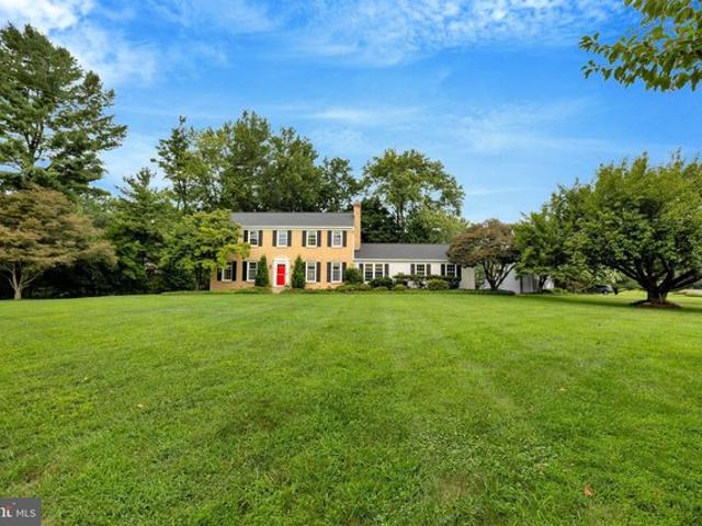 10004 Minburn St, Great Falls, VA 22066