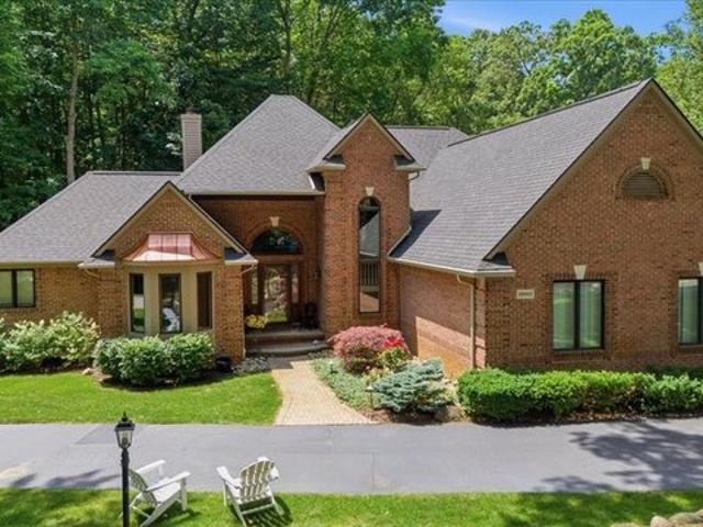 10005 Creekwood Trl, Springfield Township, MI 48350
