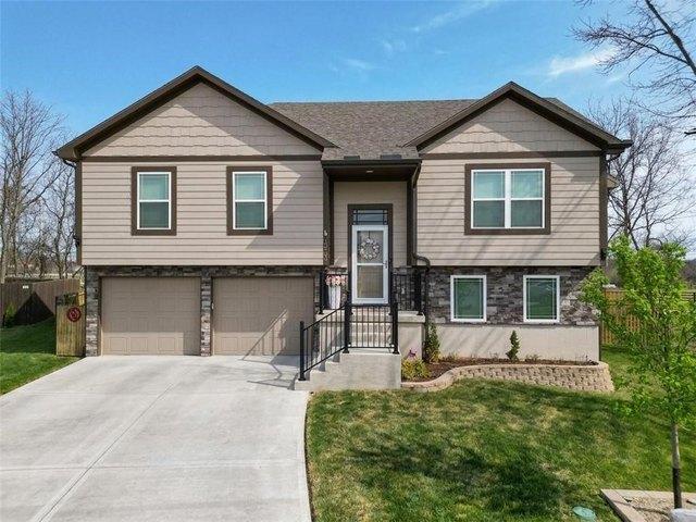 10009 Karyn Ct, Peculiar, MO 64078