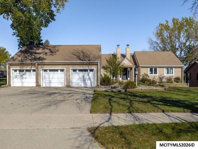 1000 Briarstone Dr, Mason City, IA 50401