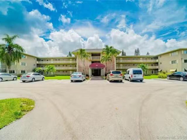1000 HILLCREST CT APT 206, HOLLYWOOD, FL 33021 Condo/Townhome.