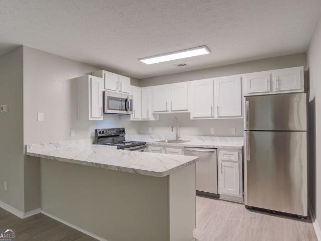 1000 Lake Ridge Parkway 0812