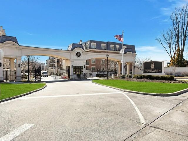 1000 Royal Ct Unit 1105, North Hills, NY 11040