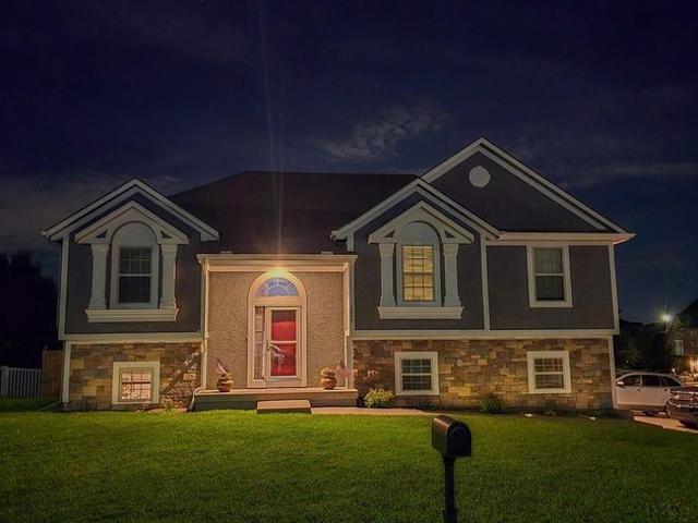 1000 SW Redbud Cir, Oak Grove, MO 64075