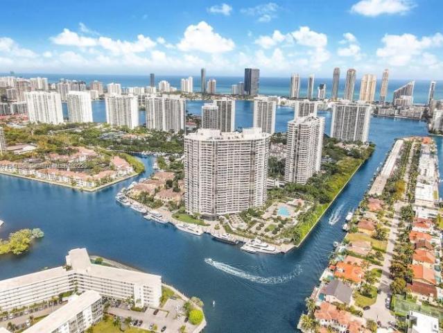 1000 W Island Blvd #1402, Aventura, FL 33160
