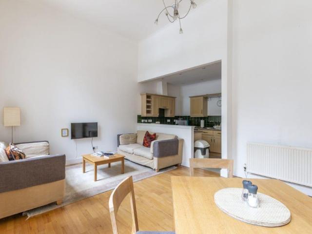 1000L Hopetoun Crescent, Edinburgh. 3 bed flat to rent £2,325 pcm £537 pw