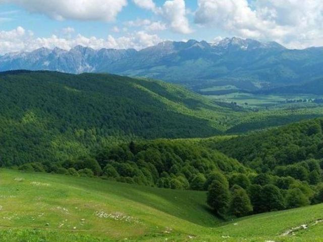 1000m de terreno em condomínio fechado, do lado da rota do vinho!
