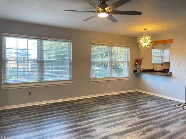 1001 Barclay SQ