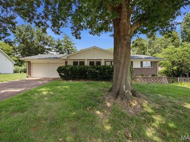1001 Bridgeport Dr, Ellisville, MO 63011