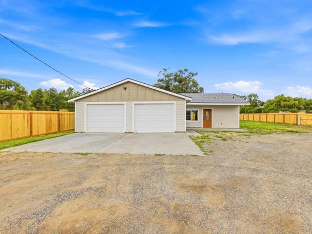 1001 E 7th St, Benton City, WA 99320