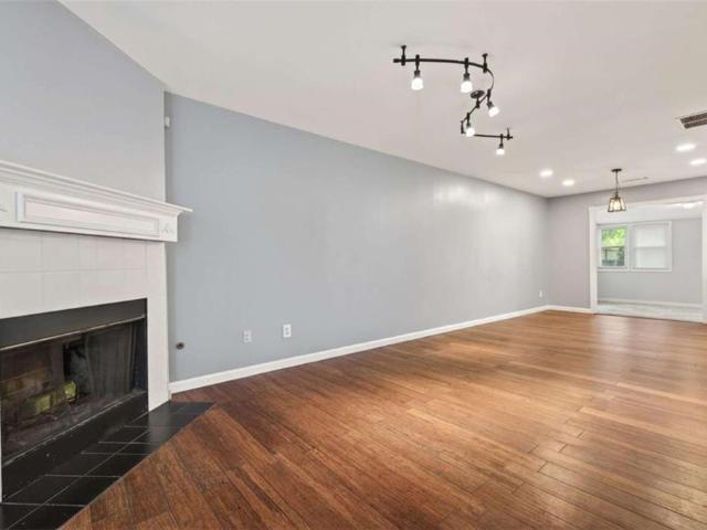 1001 Hillsborough Chse