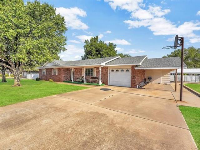 1001 W Ash St, Hobart, OK 73651