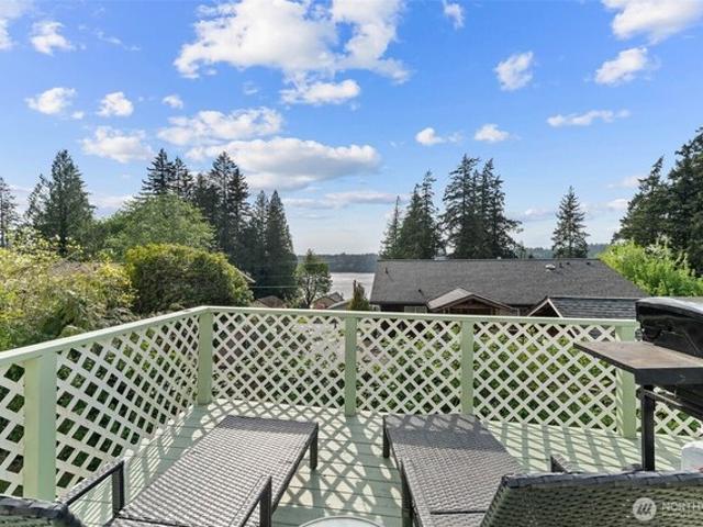 10023 Whitecap Dr NW, Olympia, WA 98502