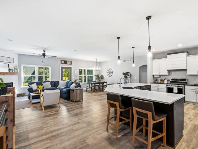 10027 Camelot Dr
