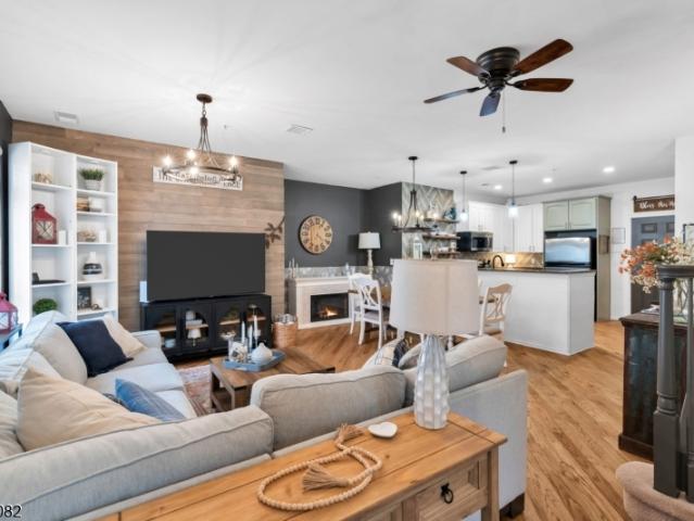 1002 Cunningham Ct