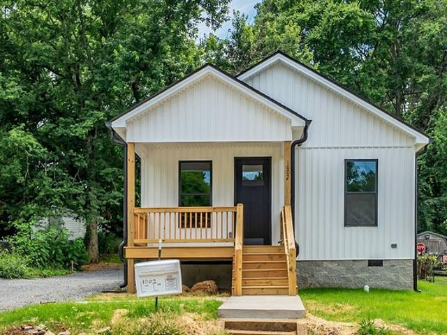 1002 College St W, Fayetteville, TN 37334