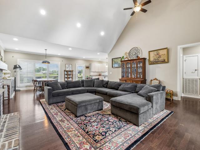 1002 Douglas Ct