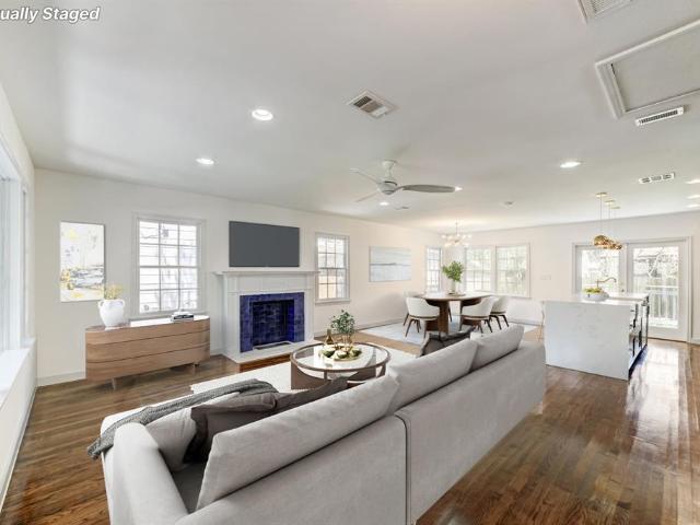 1002 E 38 St