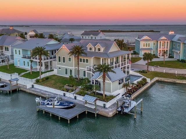 1002 Grand Cayman Ct, Rockport, TX 78382