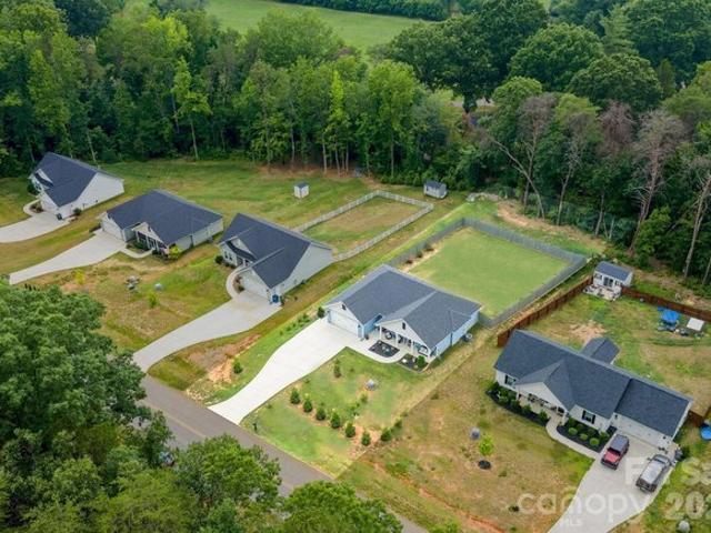 1002 Westminster Dr, Statesville, NC 28677