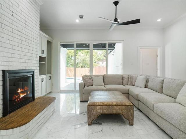 1002 Woodvale Court