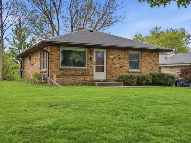 10035 W Highwood Ave, Wauwatosa, WI 53222