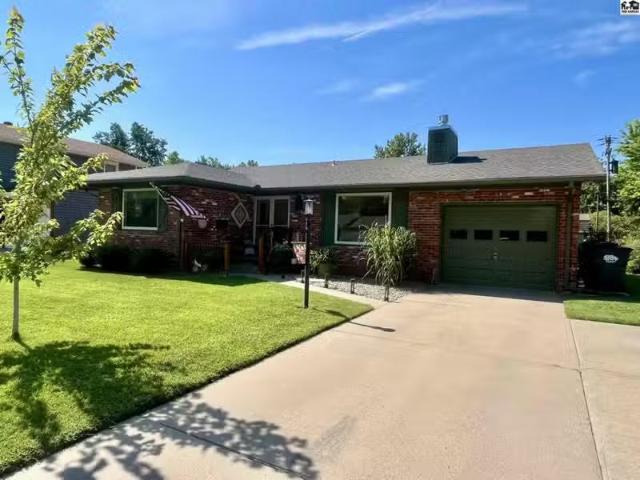1003 E 21ST AVE, HUTCHINSON, KS 67502 Single Family Residence.