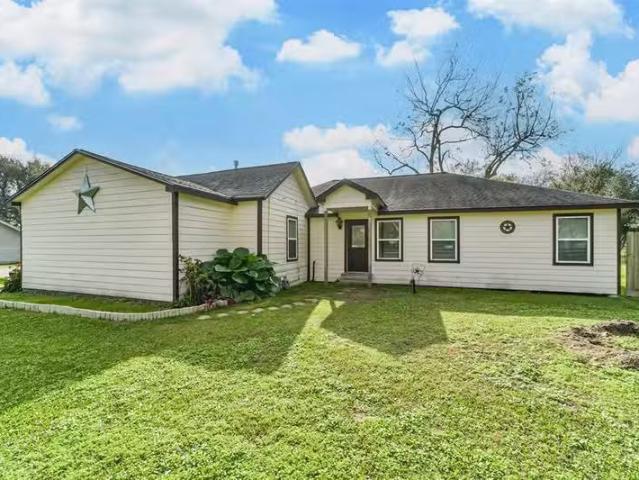 1003 E Wallisville Rd, Highlands, TX 77562