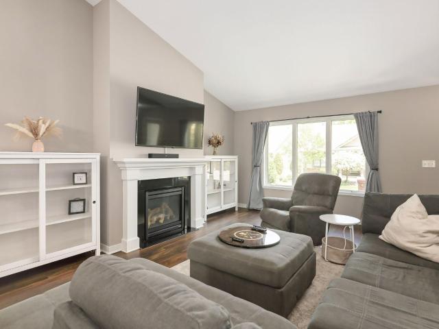 1003 Farrell Street S