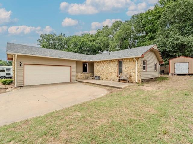 1003 Highland Dr, Arkansas City, KS 67005