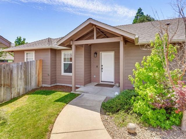 1003 SE Grandview Ave, Grants Pass, OR 97527